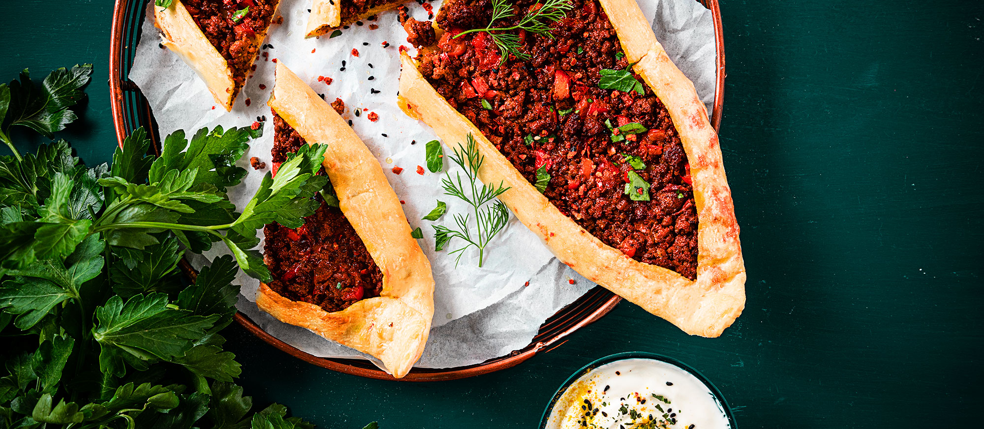 Deli Department GmbH | Pide mit Hackfleisch, Peperoni, Petersilie und ...